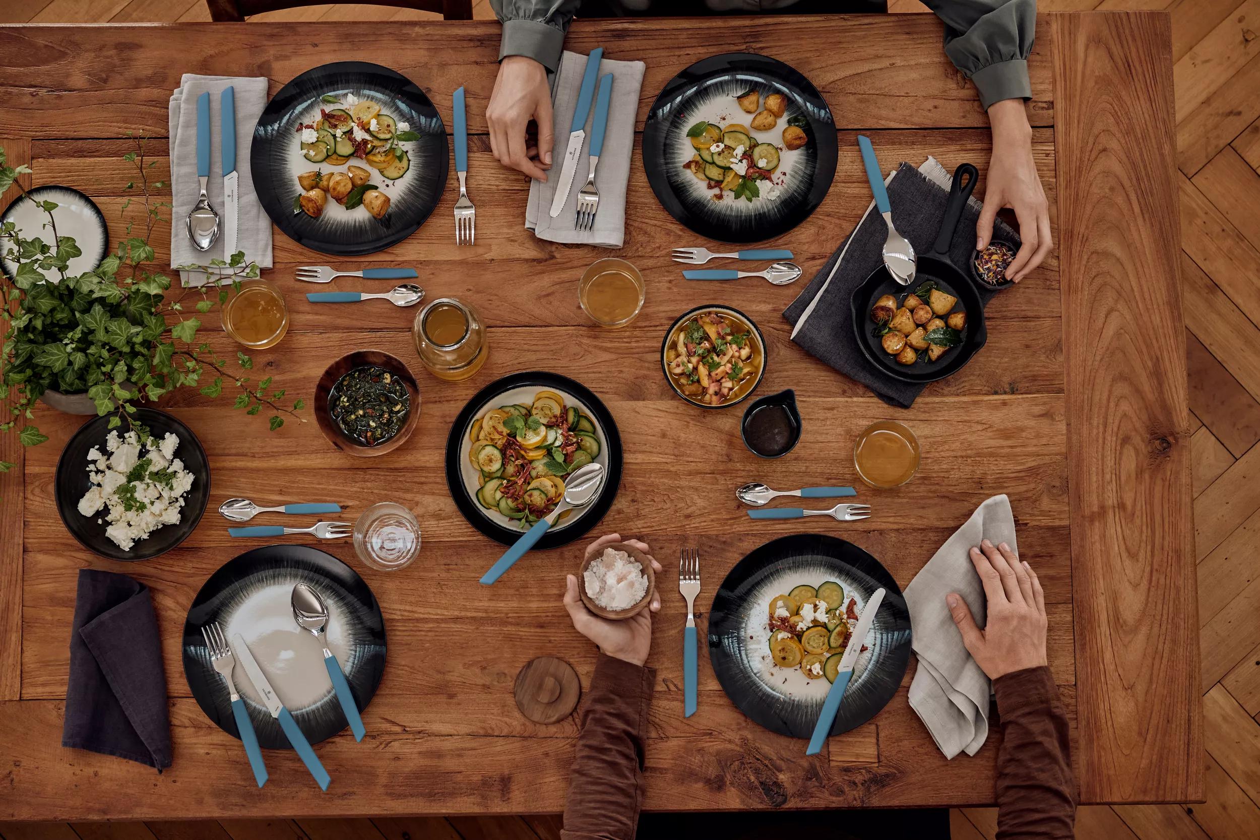 Victorinox Swiss Modern Table Set, 24 pieces in cornflower-blue - 6. ...